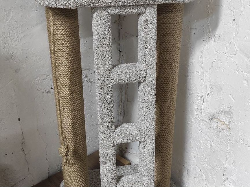 Когтеточка с лежанкой и лесенкой