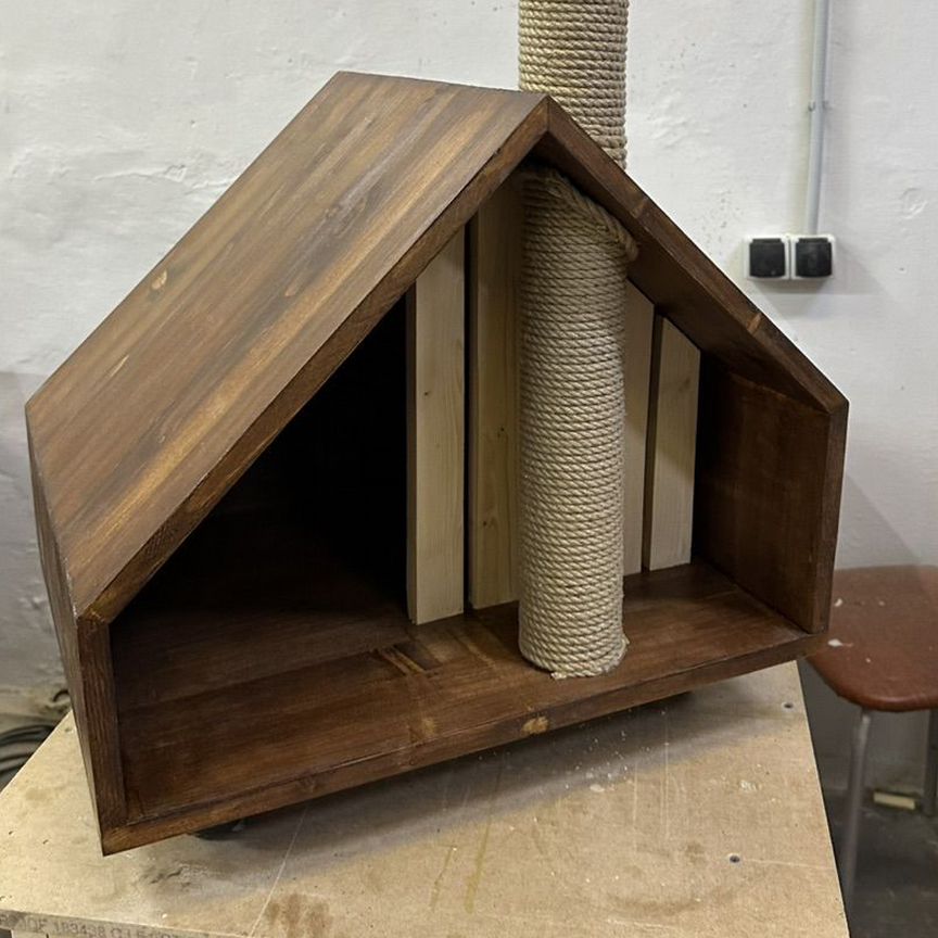 Домик для кошки с когтеточкой большой