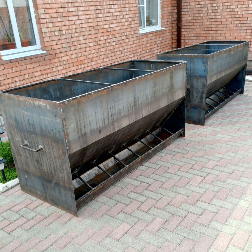 Бункерные кормушки для свиней