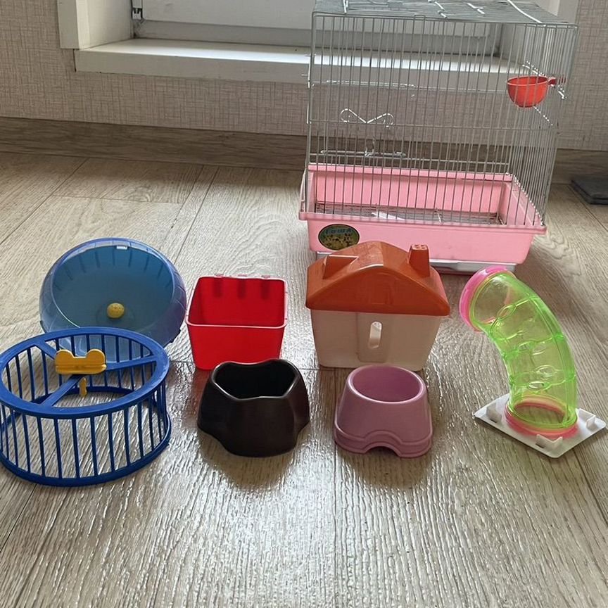 Продам клетку с разлекательным инвентарём