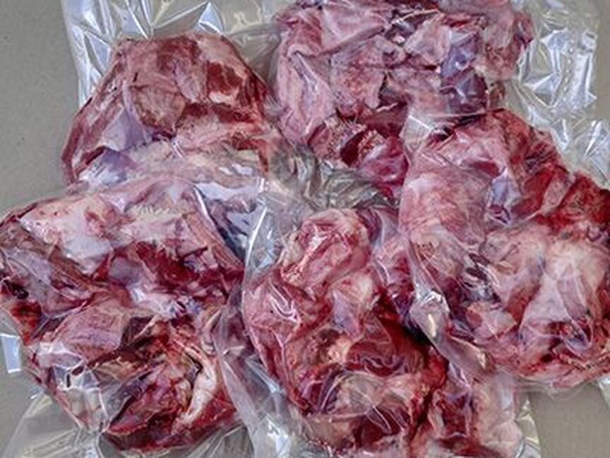 Мясная обрезь говяжья с головы для собак