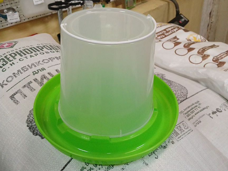 Кормушки и поилки для кур оптом и в розницу