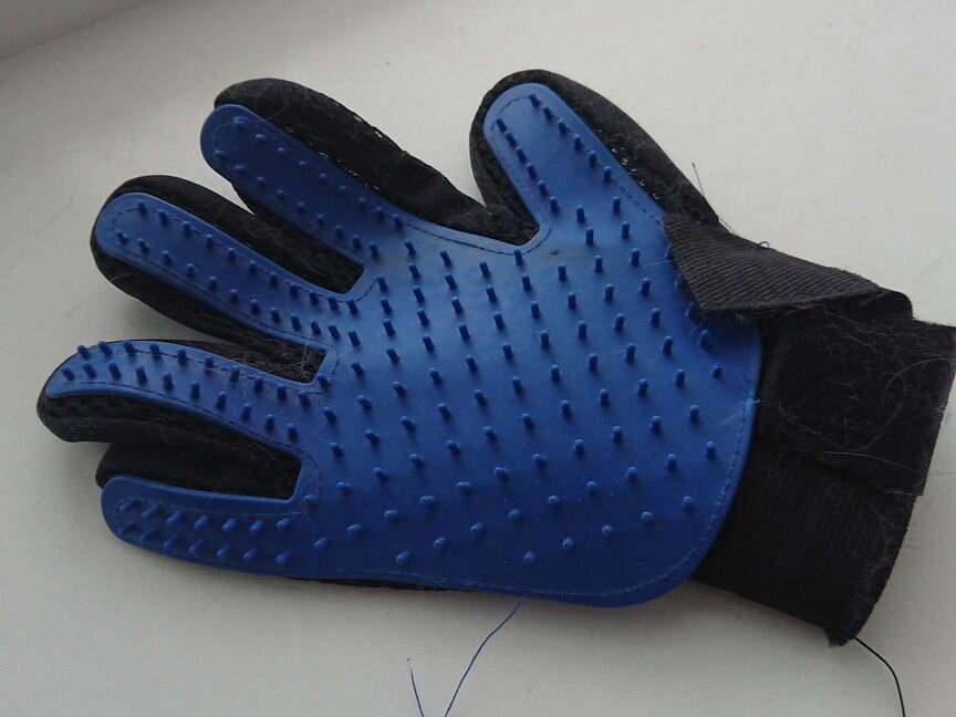 Перчатка для вычесывания шерсти