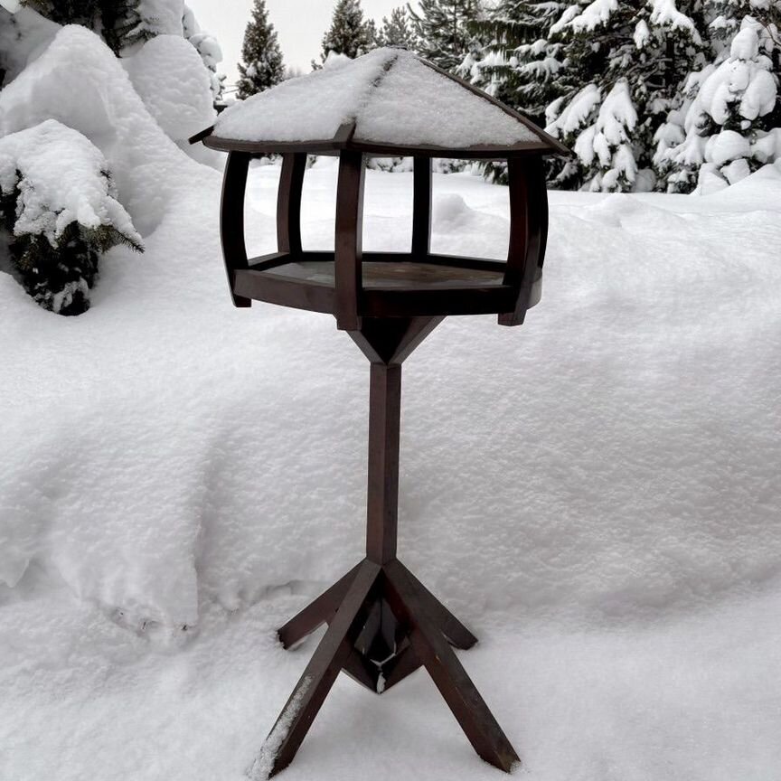 Деревянная уличная кормушка ручной работы