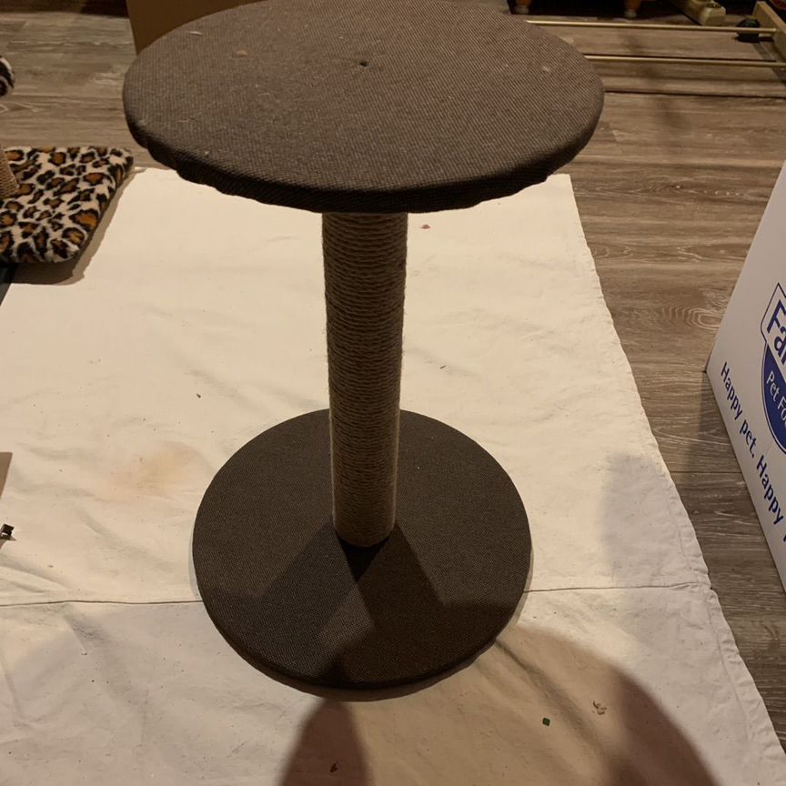 Когтеточка столбик с лежанкой