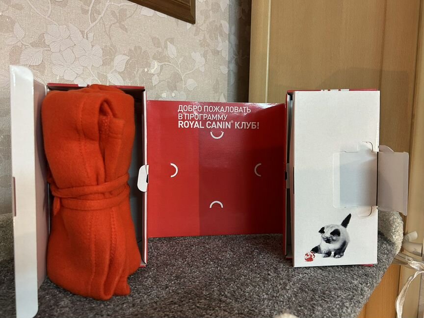 Плед, стаканчик и игрушка