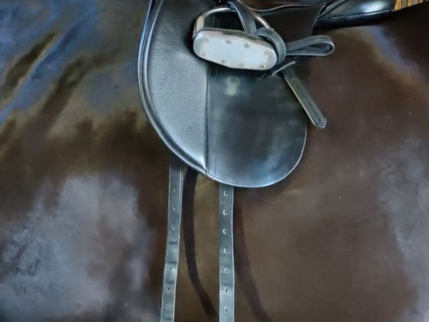 Выездковое седло