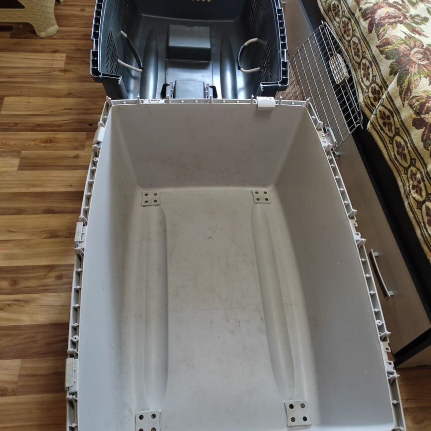 Большой контейнер для авиаперевозки собак