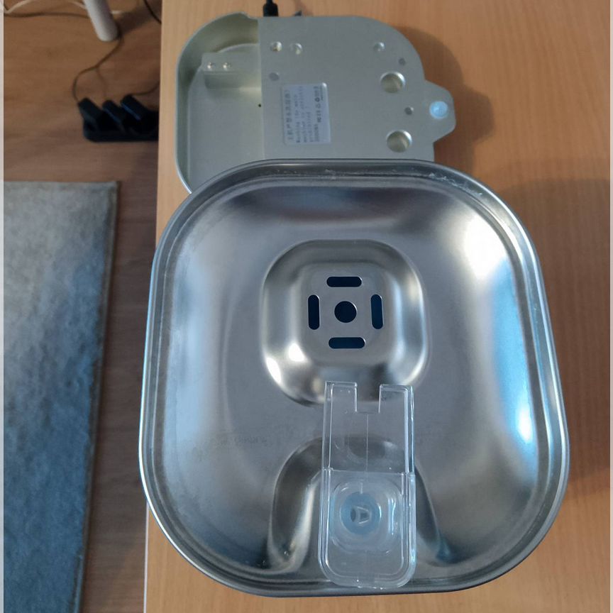 Фонтан поилка для кошек с датчиком движения