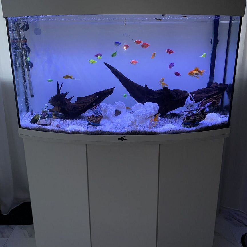 Аквариум с рыбками и тумбой