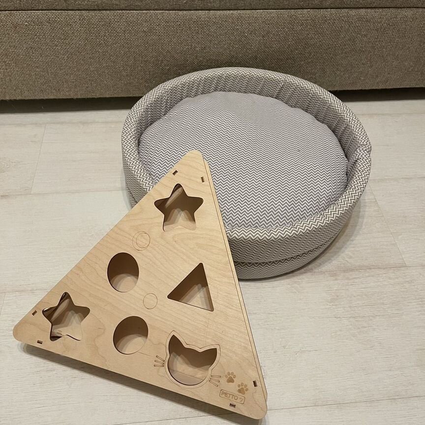 Лежанка и игрушка для кошек