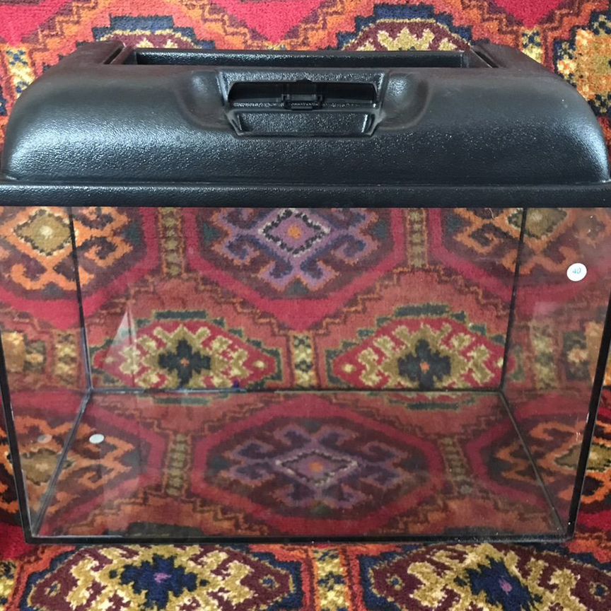 Продам аквариум с крышкой и подсветкой