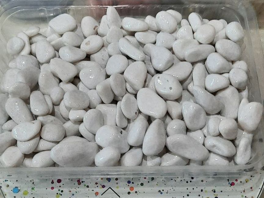 Камни галька цветные. Разные цвета