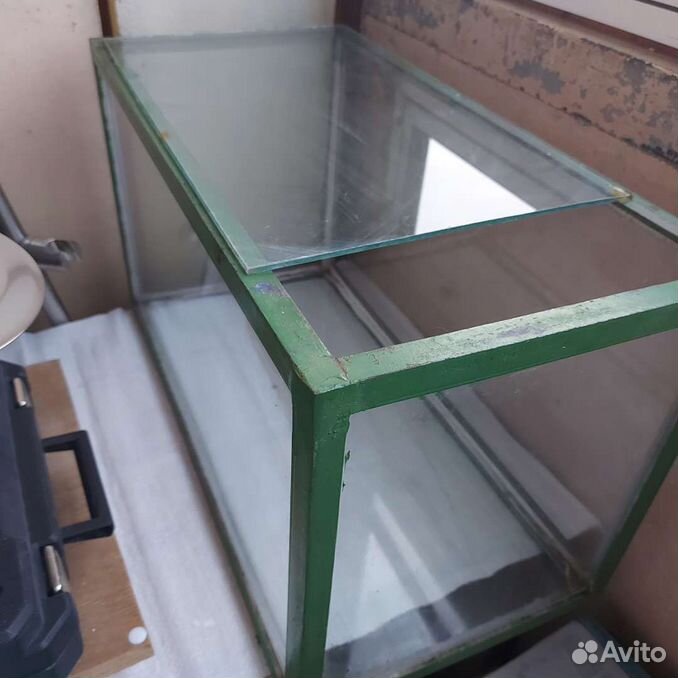 Аквариум стеклянный на металлическом каркасе