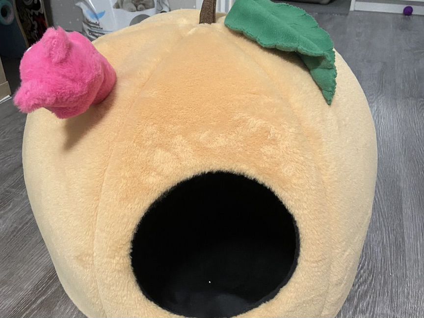 Домик для кошки с игрушкой