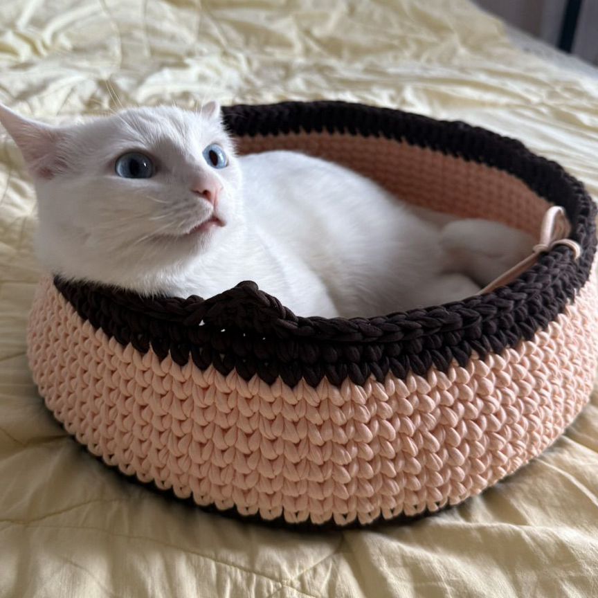 Лежанка вязаная