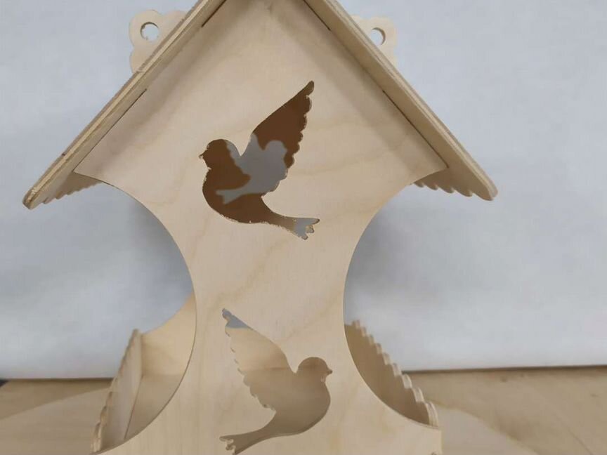 Кормушка для птиц из дерева в сборе