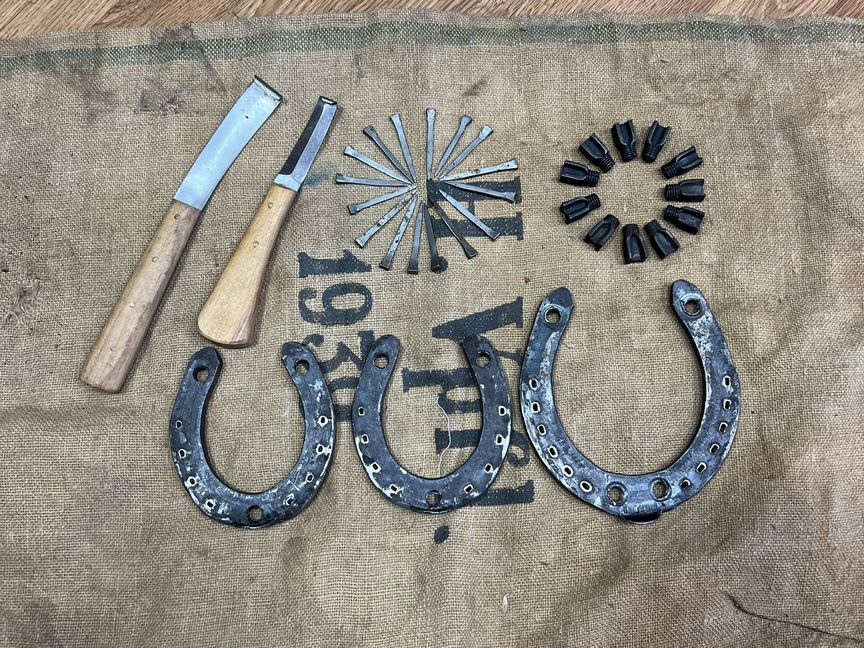 Подковы,гвозди. шипы нож копытный СССР