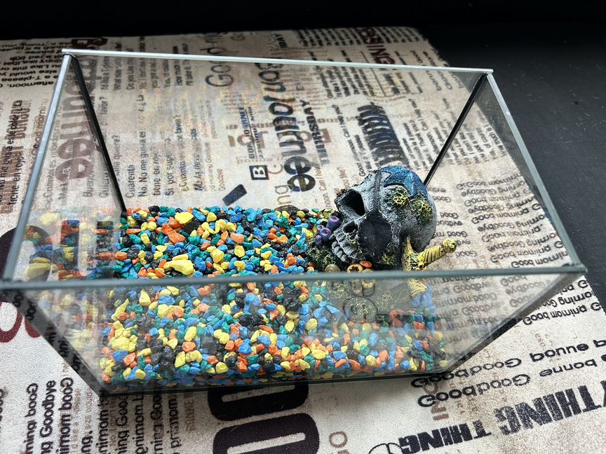 Аквариум с камушками и статуэткой