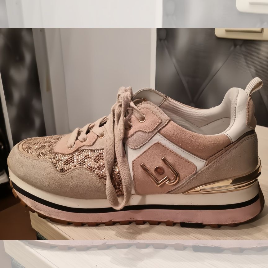 Кроссовки женские со стразами