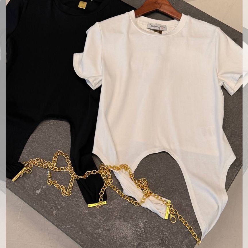 Стильная футболка Schiaparelli с цепочкой