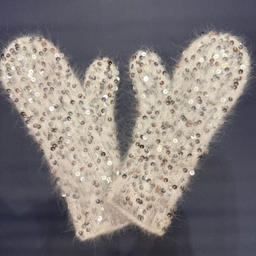 Белые варежки из ангоры с королевскими пайетками