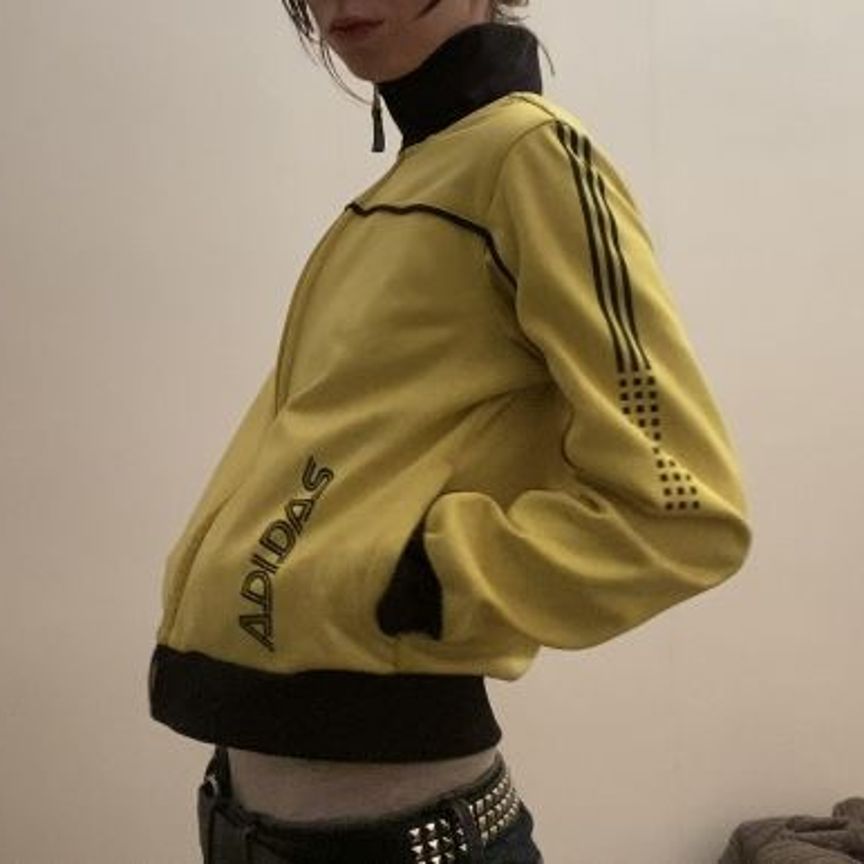 Желтый Адидас 2000х